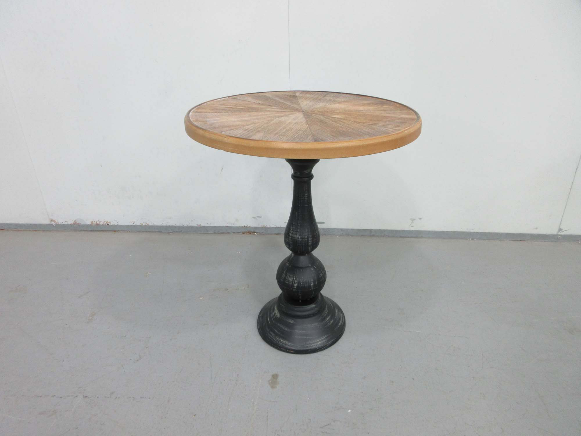 August Grove Tables de bout en bois Table d'appoint rétro French ...