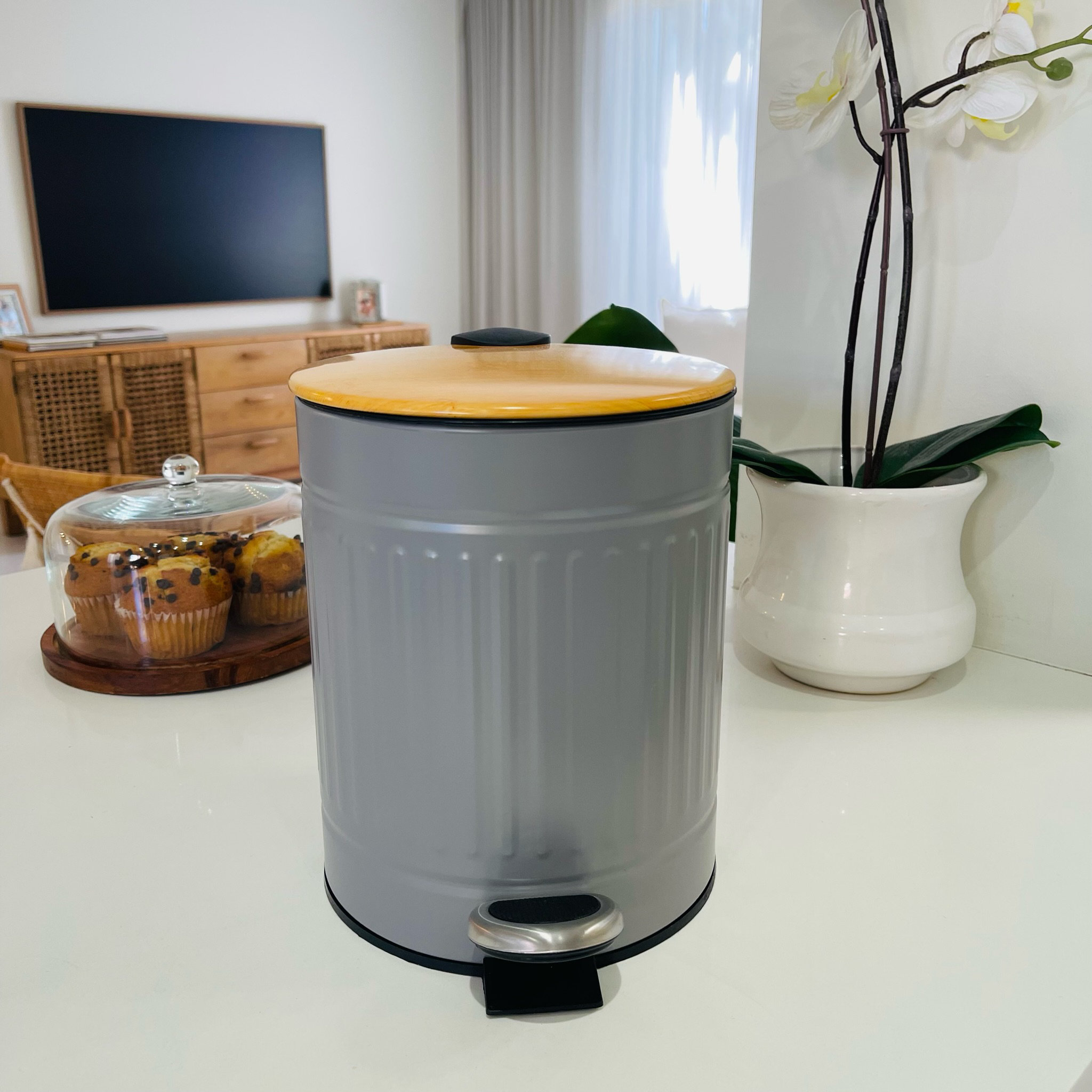 AWENN Textured Gray Stainless Steel Trash Can With Wooden Lid 1.3 ...