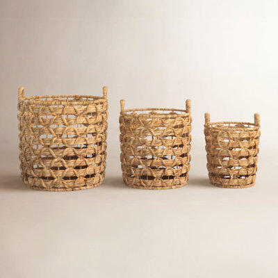 closed wicker baskets