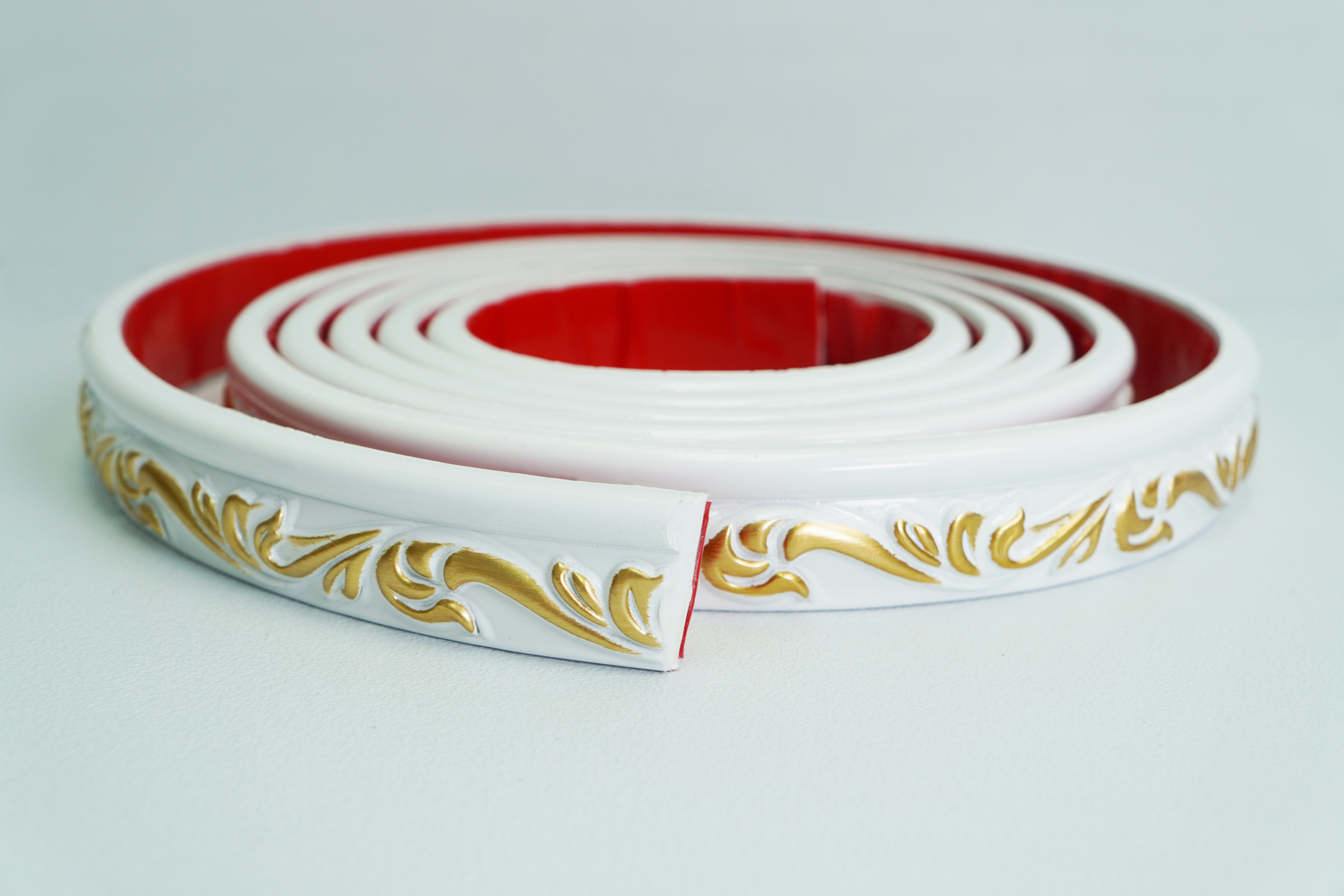 Colamo Gilded Crown White 16.4ft x1.02in x 0.28in Peel and Stick ...