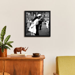 Lark Manor™ Kissing the War Goodbye - V-J Day in Times Square Premium ...