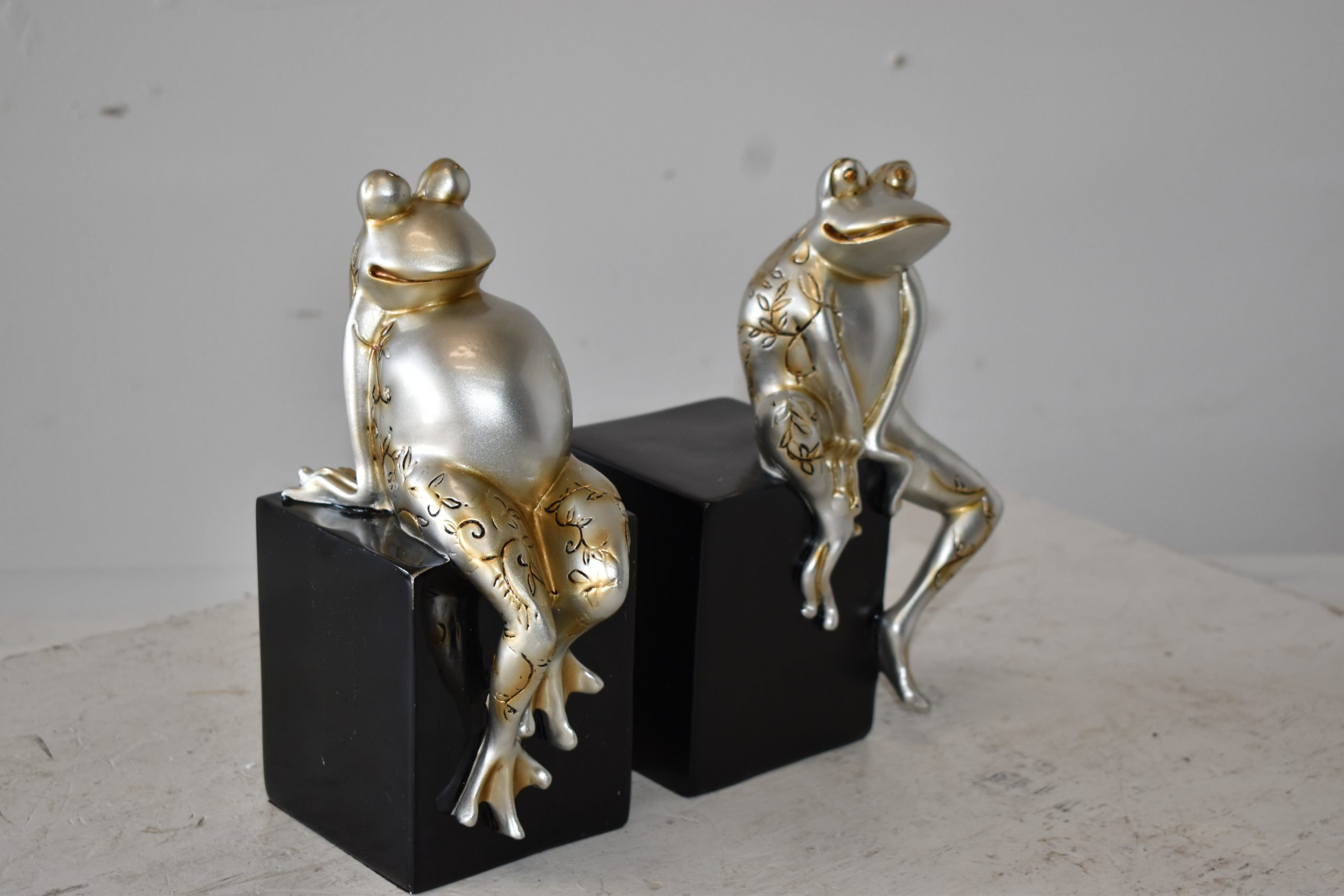 Trinx Faycelles Pair of Happy Frogs Sitting on a Cube Resin Statue Size ...