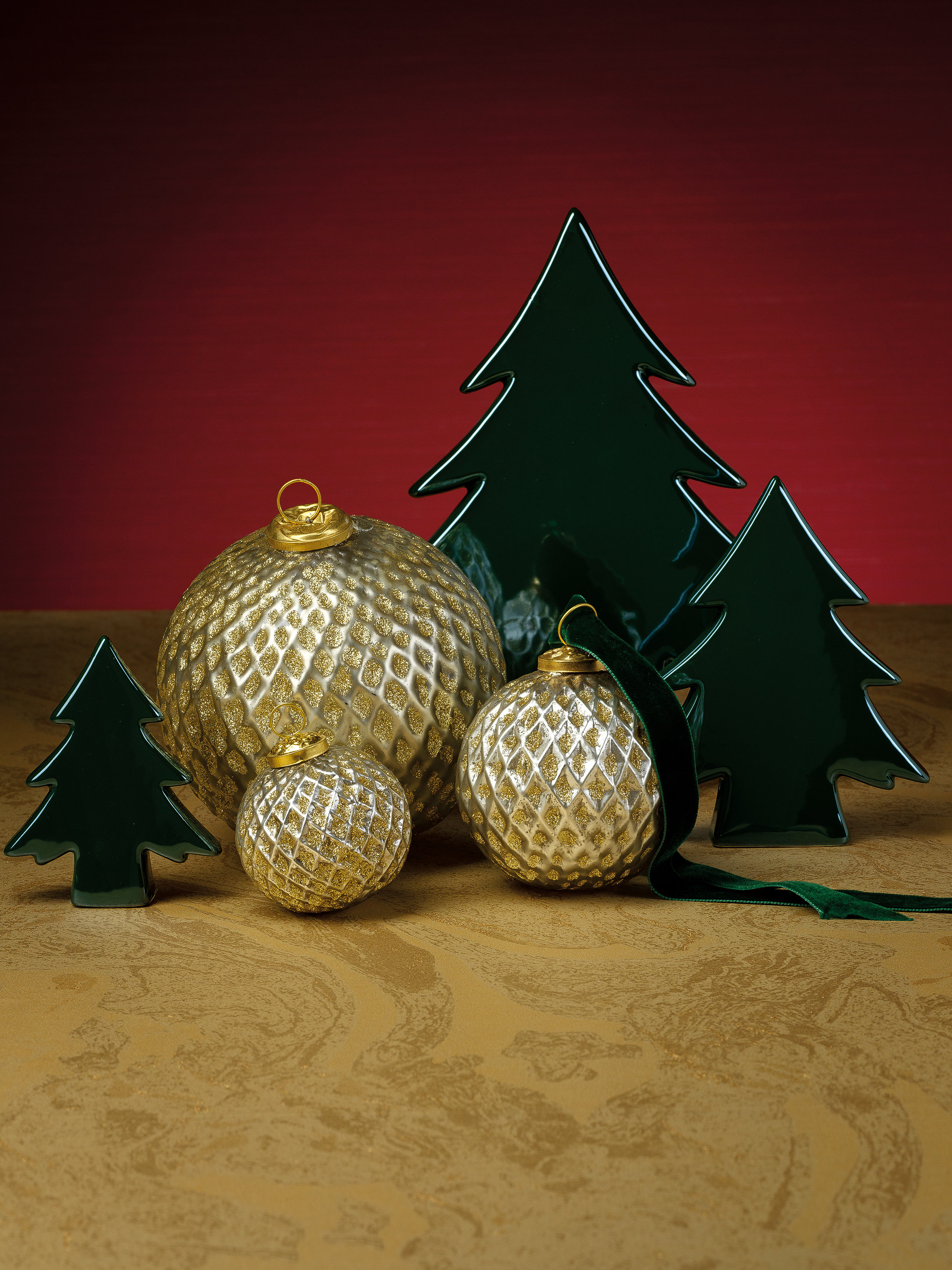 The Holiday Aisle® Beehive with Gold Glitter Set of 6 Ball Ornament ...