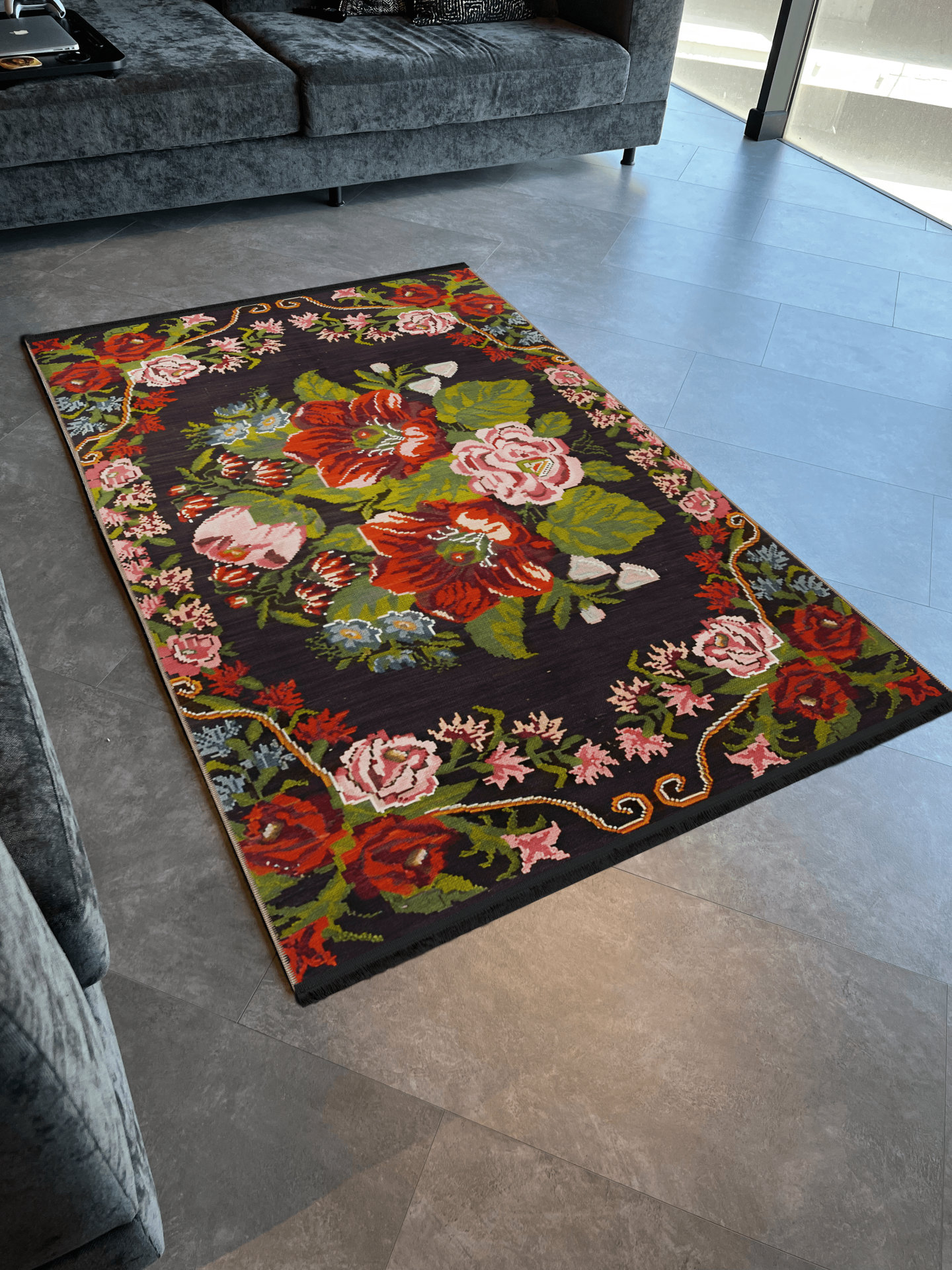 METG HOME Multi-Colored Border Floral Central Rose Patterned Modern ...