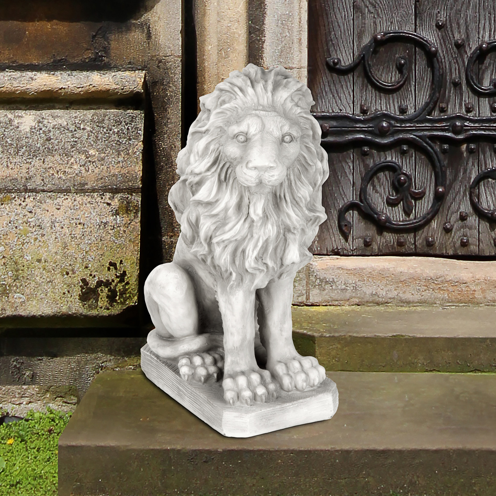 Design Toscano Statue de manoir Mansfield regardant un lion regardant à ...
