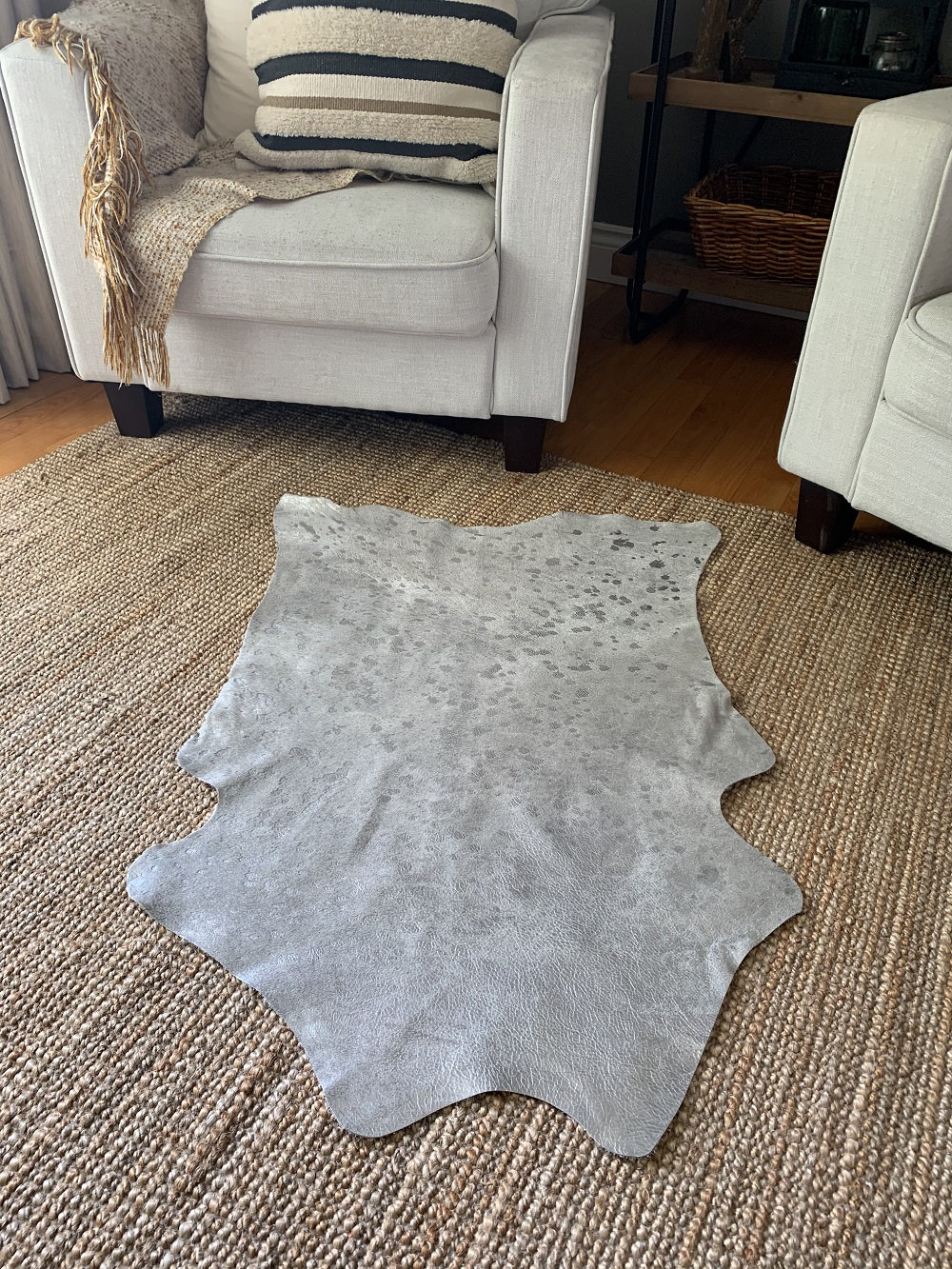 Foundry Select Bully Handmade Mini Cowhide Silver Rug (41X28 inches ...