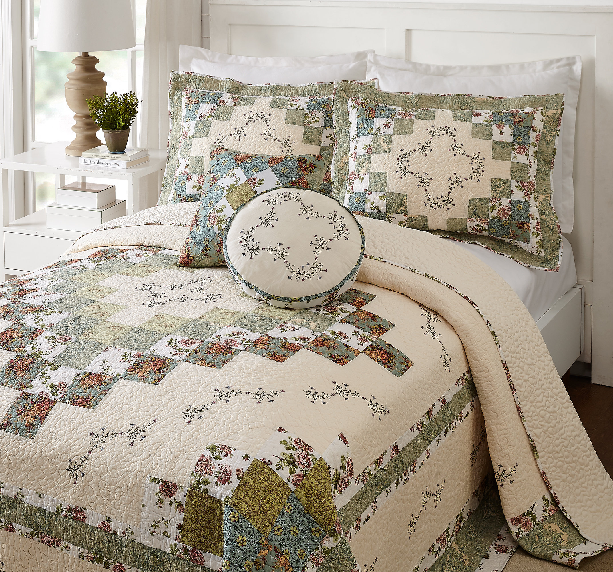 Modern Heirloom Olivia Embroidered Patchwork Single Bedspread/Coverlet ...