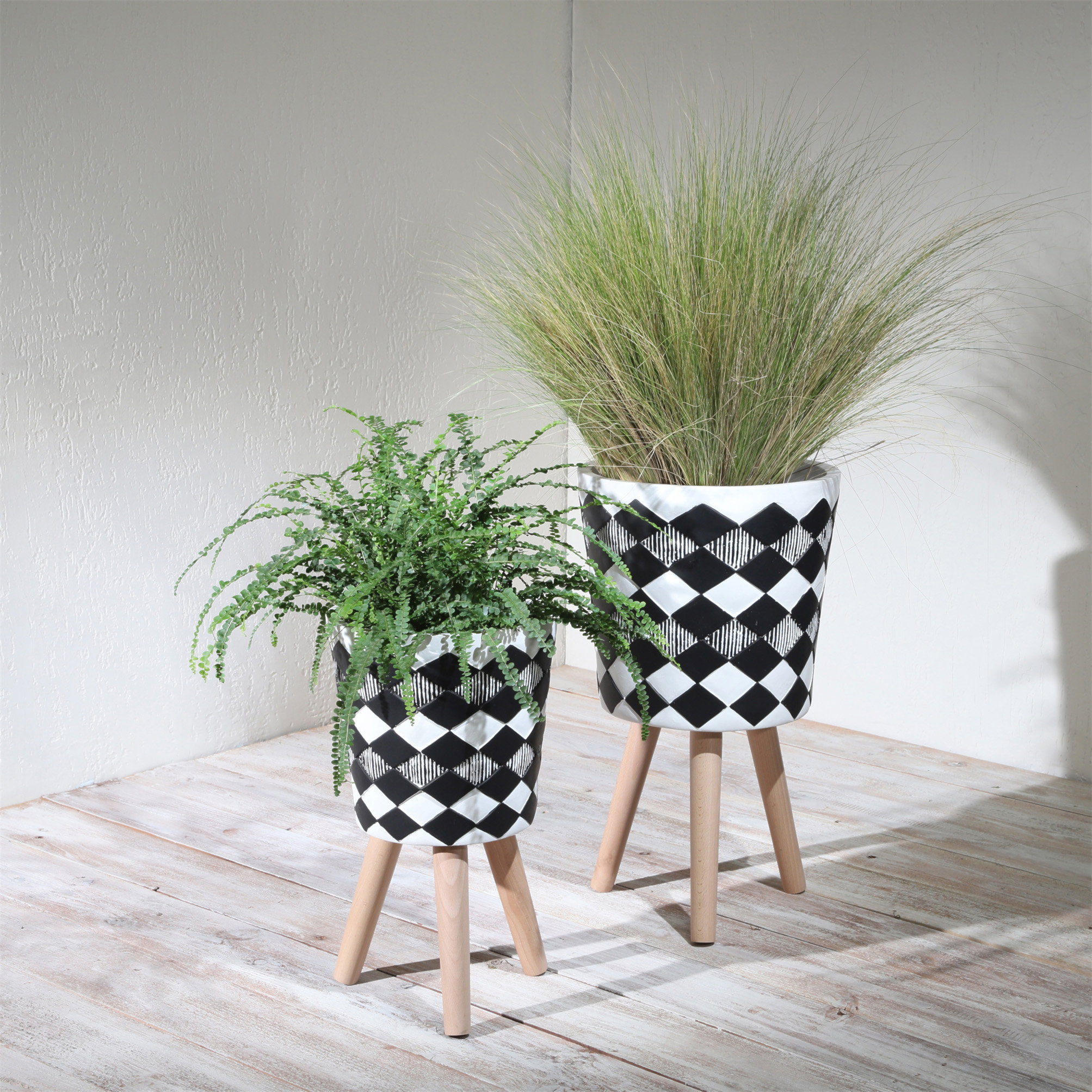 Dakota Fields Elegant Diamond Planter With Wood Legs, A Stylish And ...