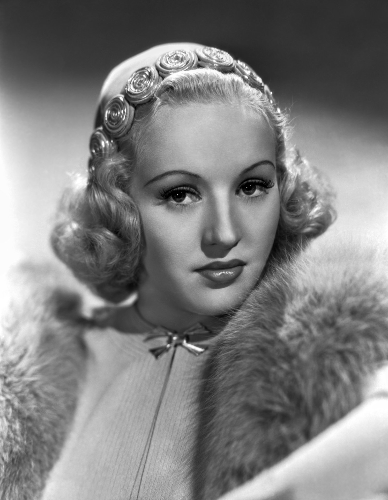 Globe Photos Entertainment Close-up Portrait Of Betty Grable On Paper ...