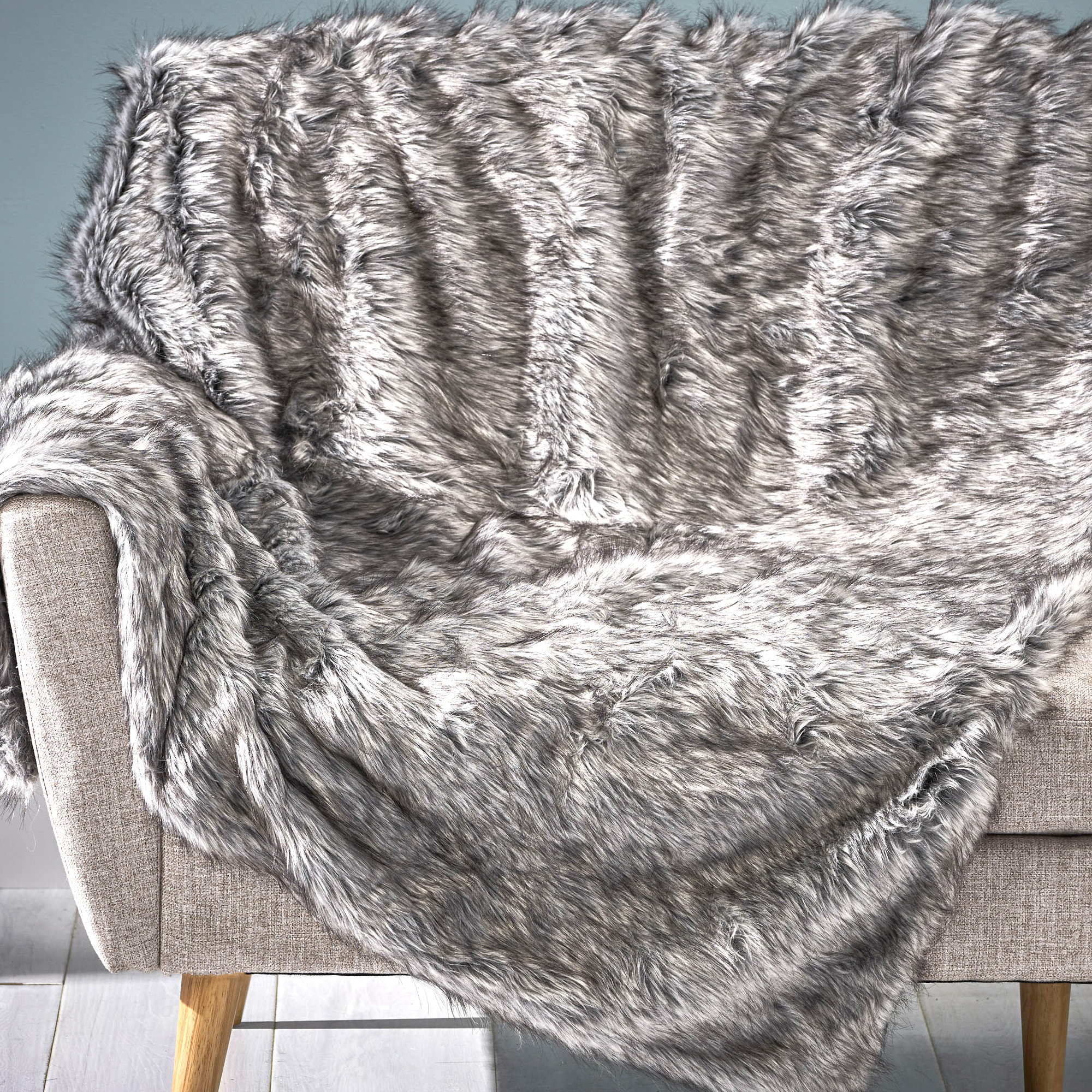 LIYU Luxurious Faux Fur Throw Blanket – Soft, Cozy, and Stylish with a ...