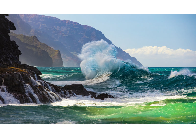 Highland Dunes Large Ocean Wave Crashes Into Rock Along The Na Pali ...