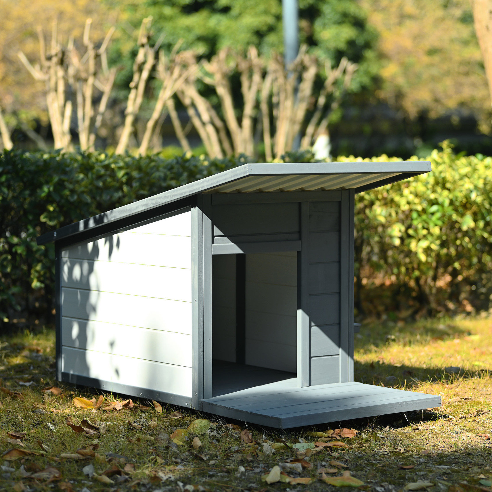 Hokku Designs Niche pour chien en bois gris avec 4 roues mobiles et ...