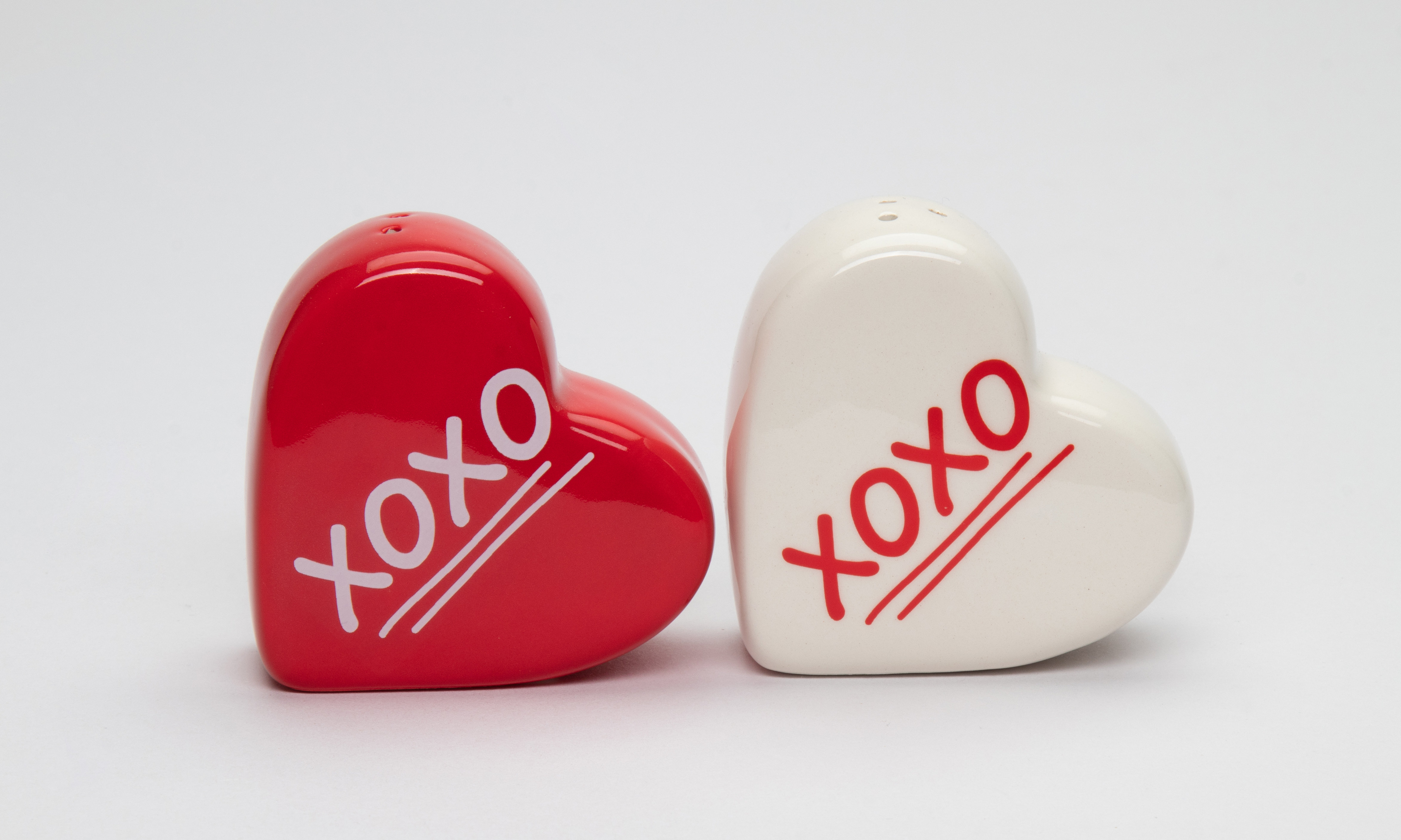 Cosmos Gifts Kiss Me And XOXO Heart Shaped Salt And Pepper Shaker Set ...