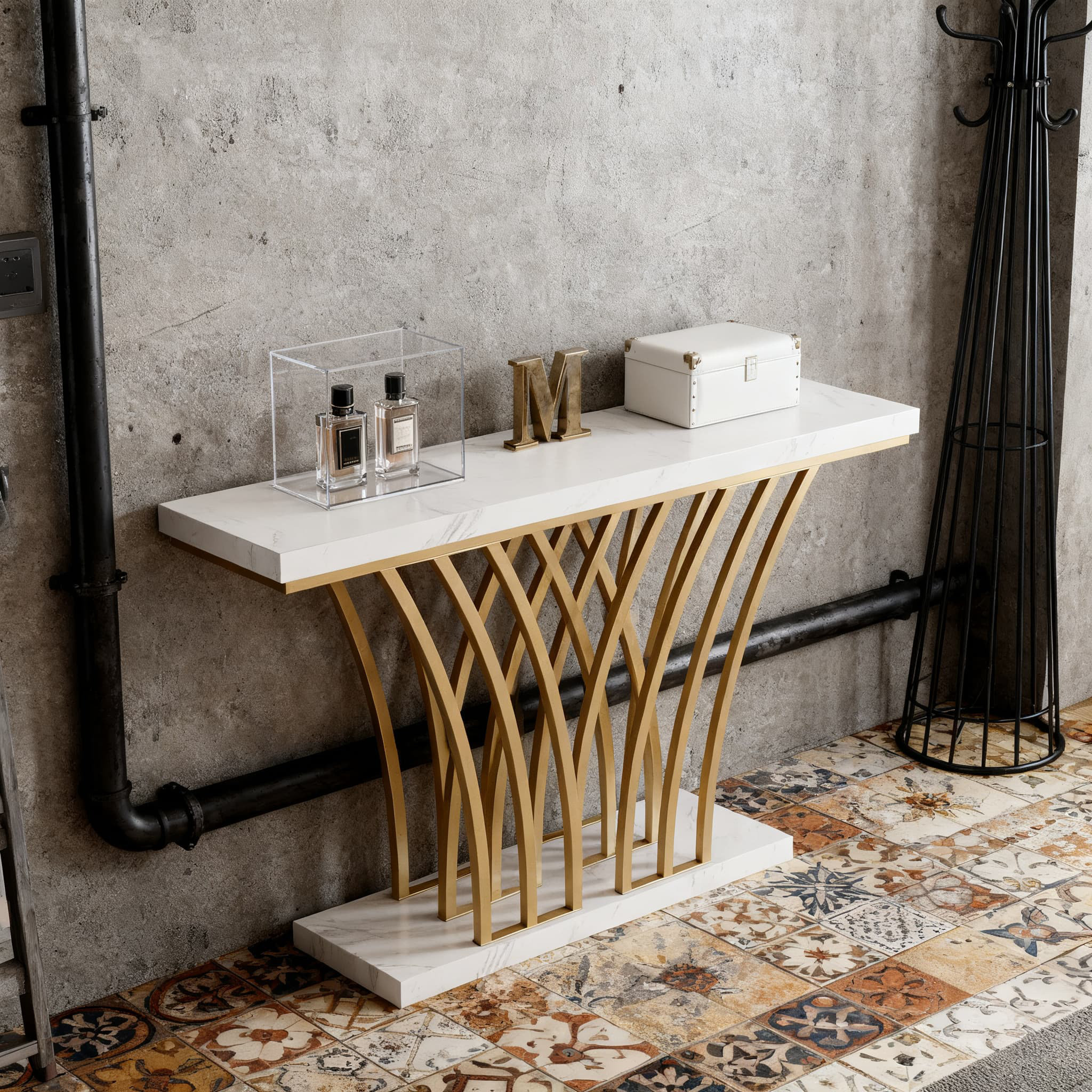 Everly Quinn Console d'entrée étroite avec plateau en faux marbre et structure en métal doré ...