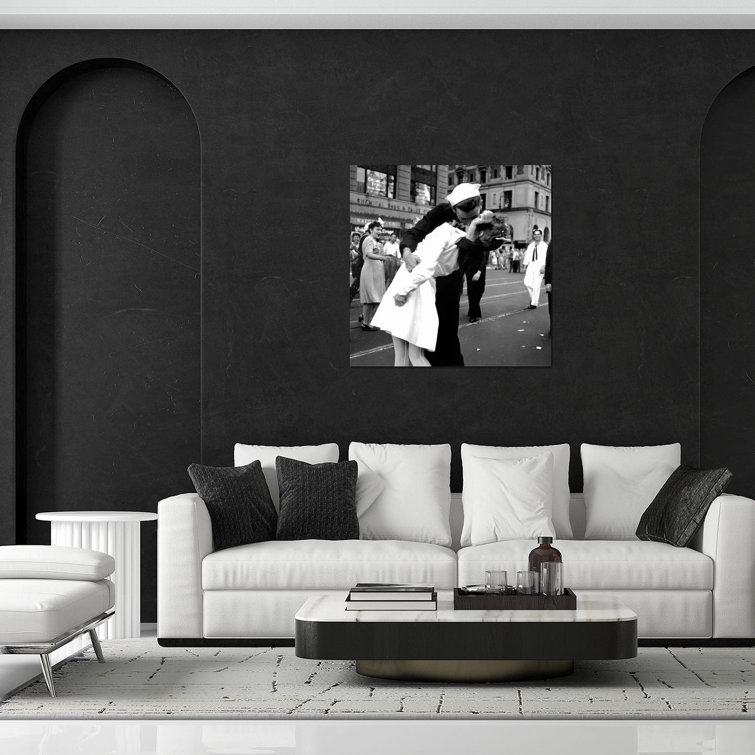 Latitude Run® Kissing the War Goodbye - V-J Day in Times Square by ...