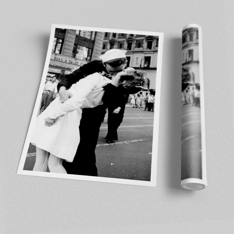 East Urban Home Kissing The War Goodbye Retro - No Frame Photograph ...