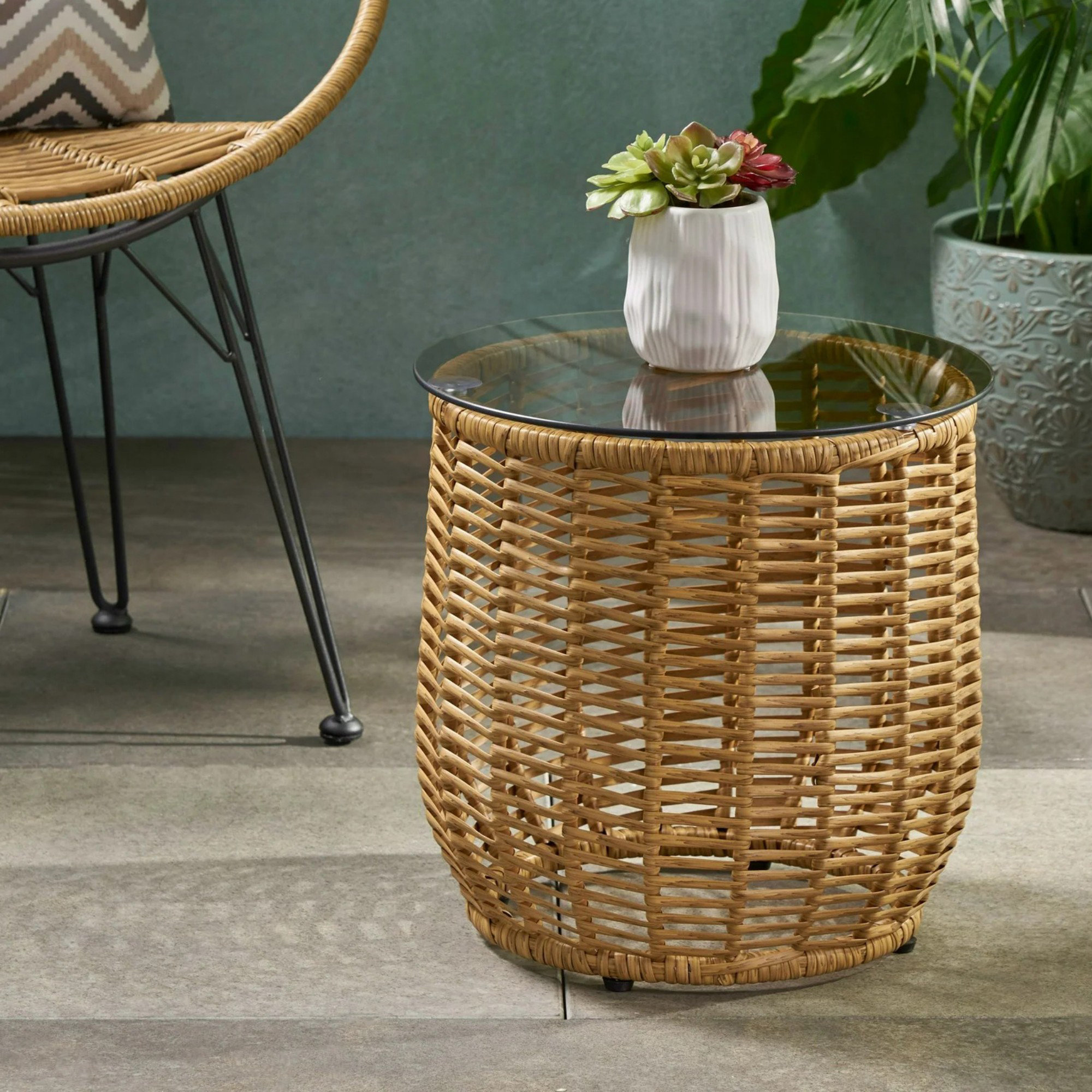 Bay Isle Home™ Table d'appoint en osier avec plateau en verre trempé ...