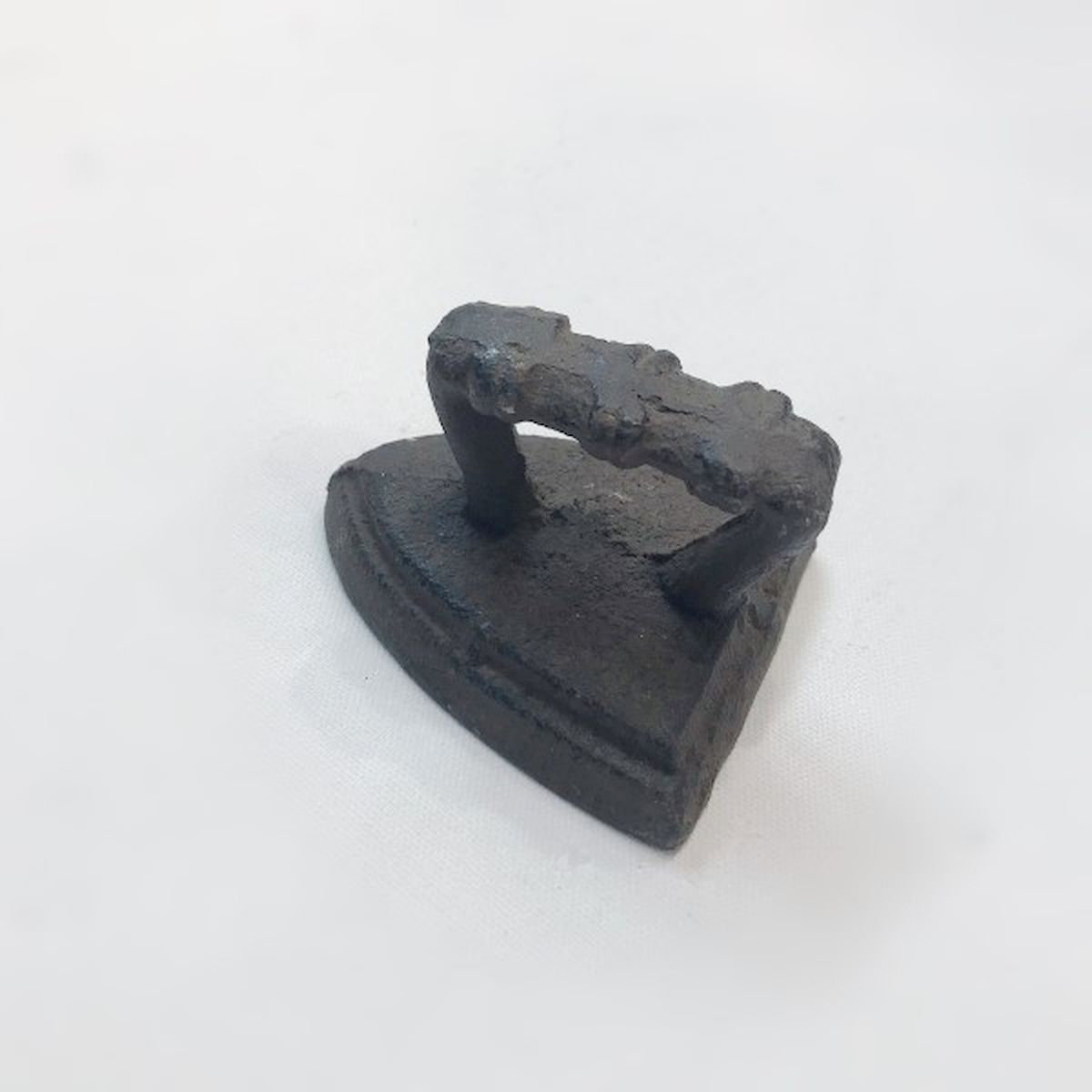 17 Stories Agambir Set Of 2 Iron Shaped Cast Iron Table Cloth Weights ...