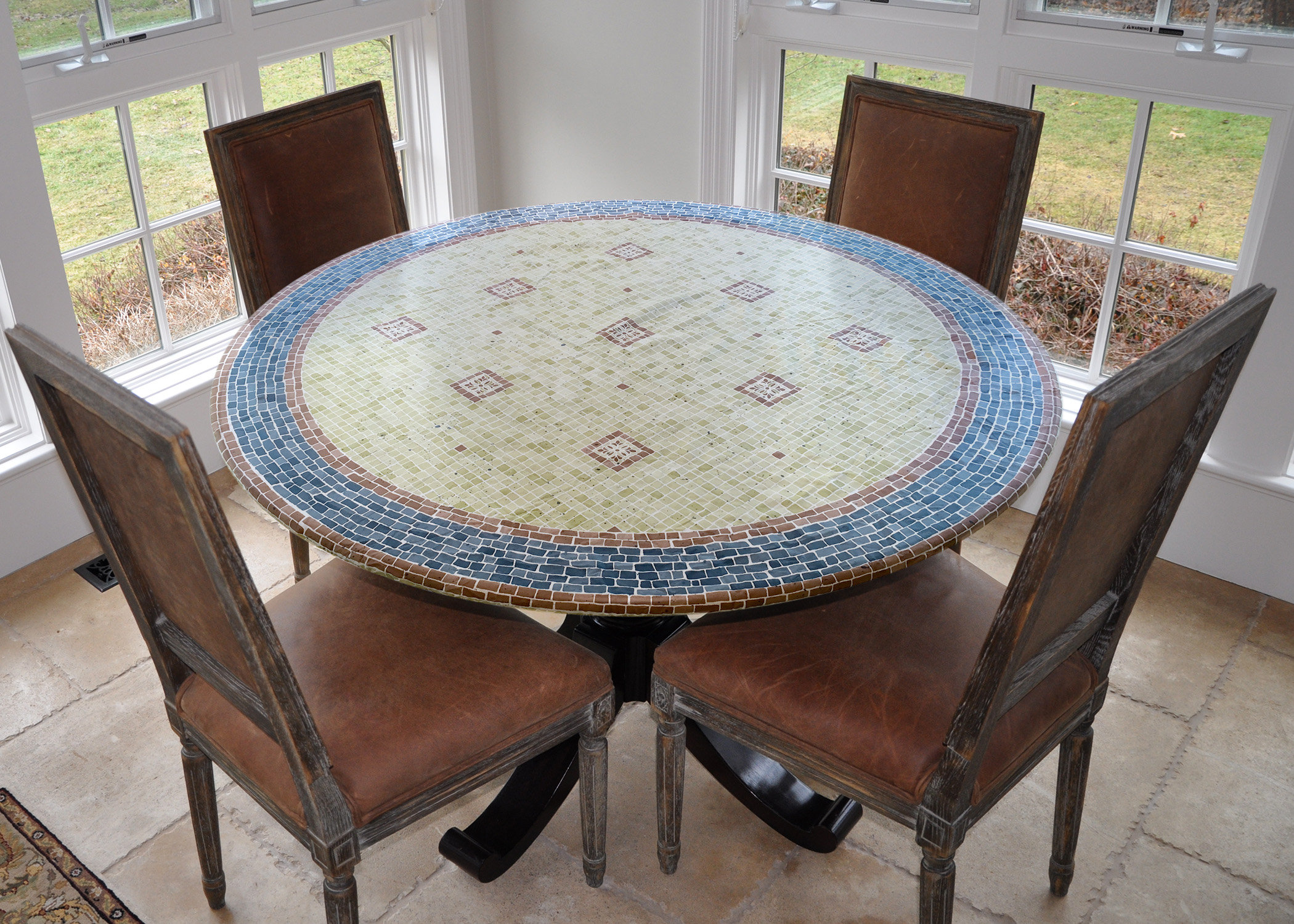 Ebern Designs - Tapis de table Elite à bords élastiques - Bleu mosaïque - Rond - Convient aux ...