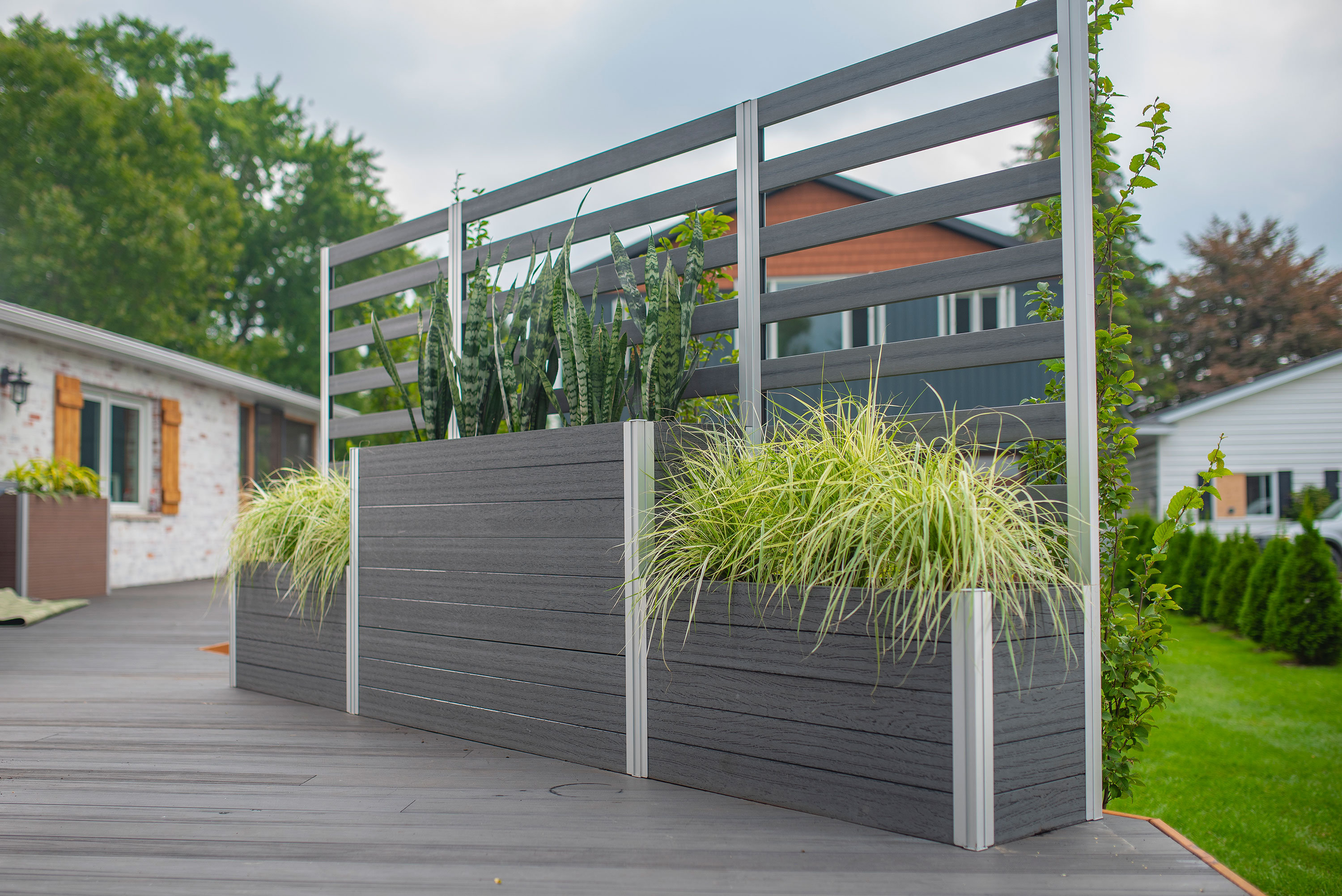 Vita Urbana Composite Planter box with Trellis & Reviews | Wayfair