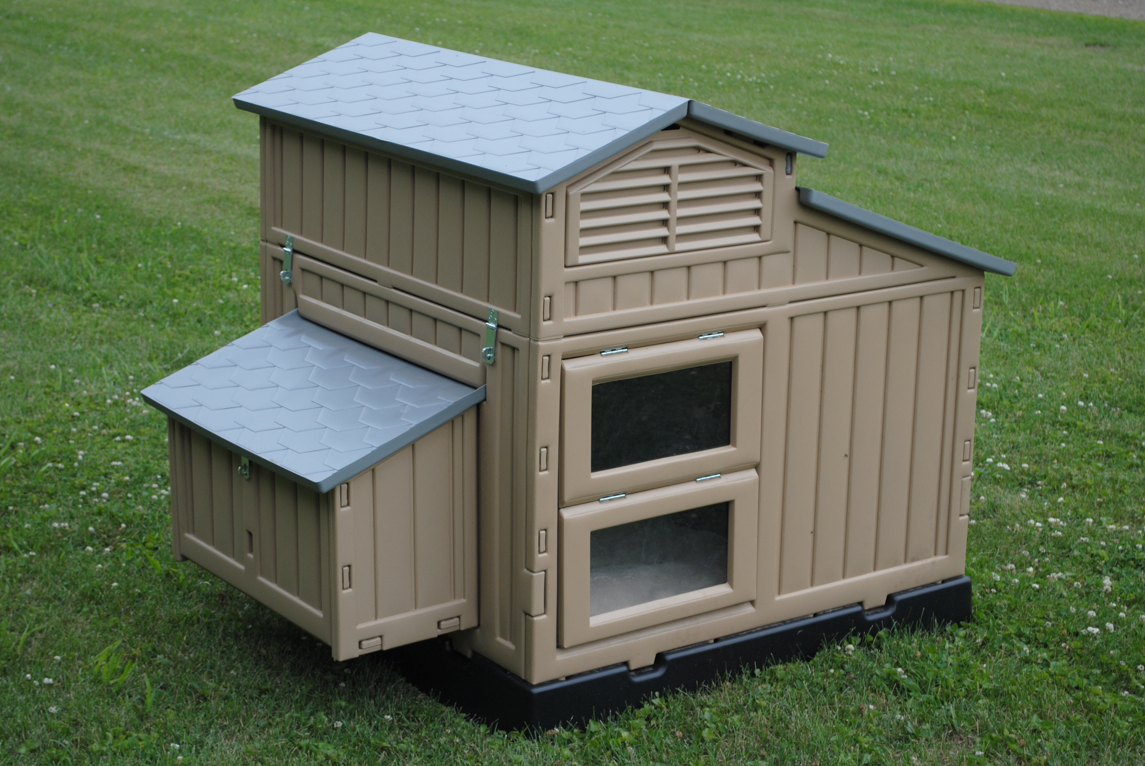 Tucker Murphy Pet™ Filoftia Plastic Portable Dog House | Wayfair
