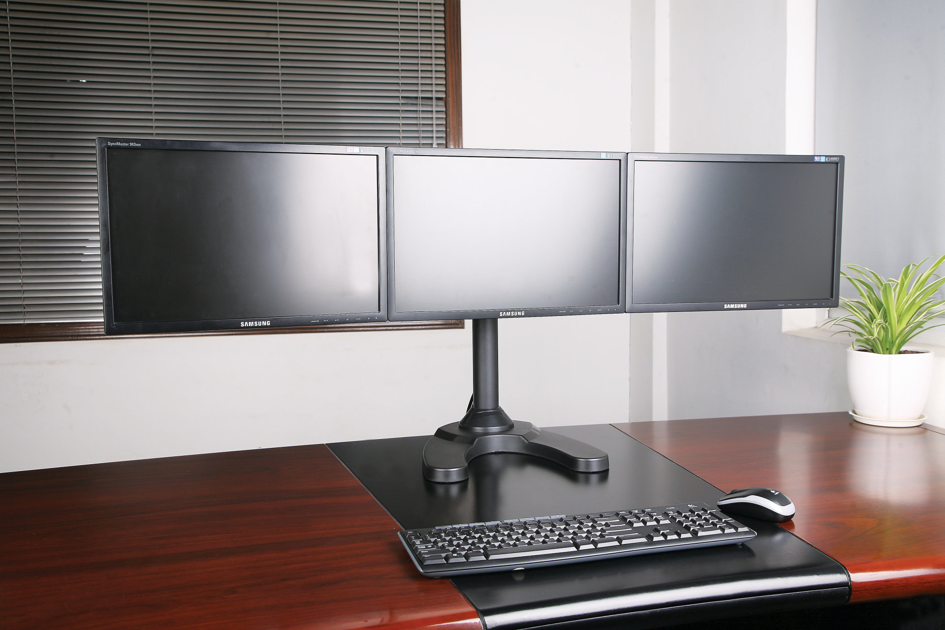 ProHT TRIPLE LCD DISPLAY DESKMOUNT 3 24" | Wayfair