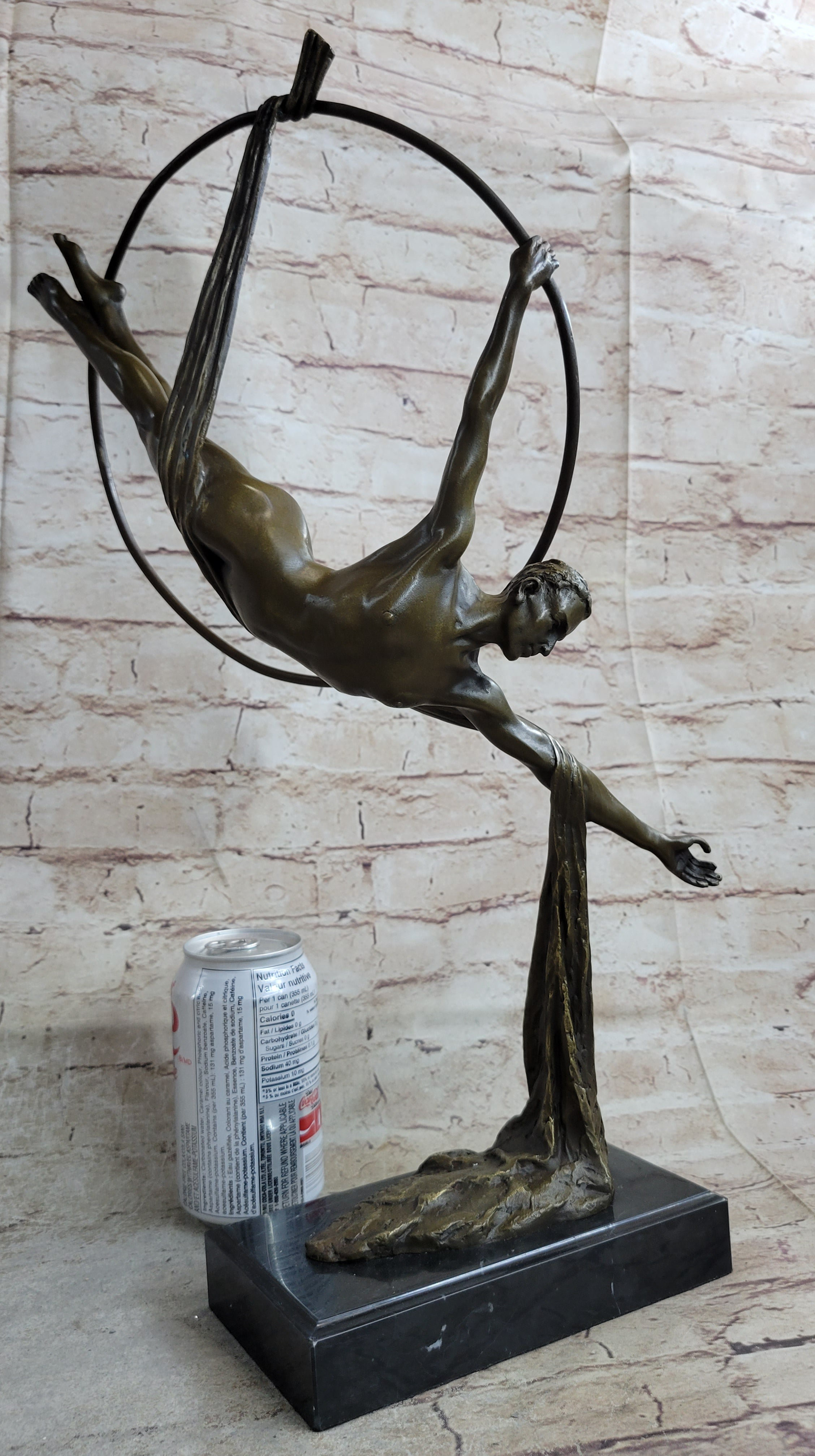 Red Barrel Studio Statue de bronze, artiste acrobatique du Cirque du ...