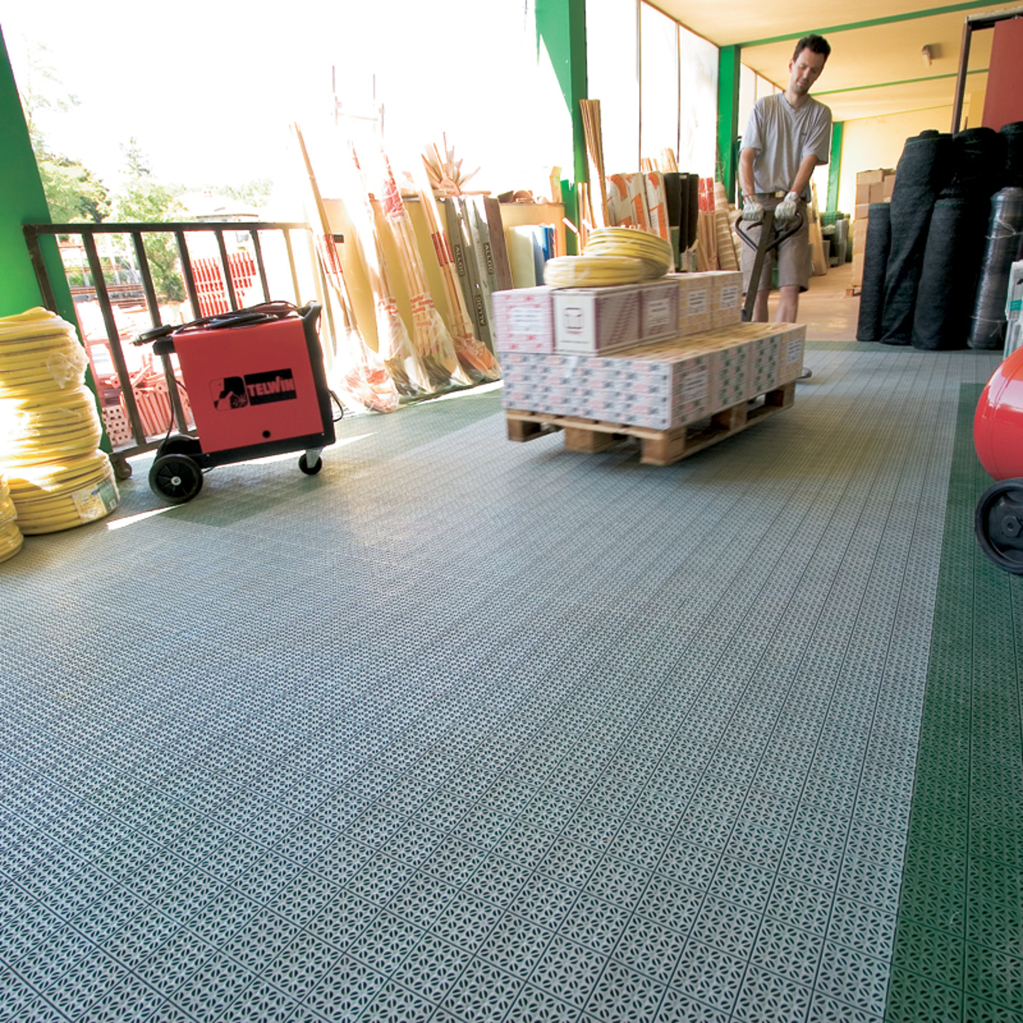 Riverstone Industries Interlocking Floor System 22" x 22" Garage ...