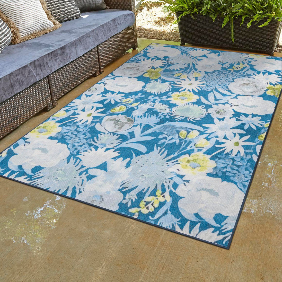 Jill Zarin Floral Machine Woven Nylon Indoor / Outdoor Area Rug in Navy ...