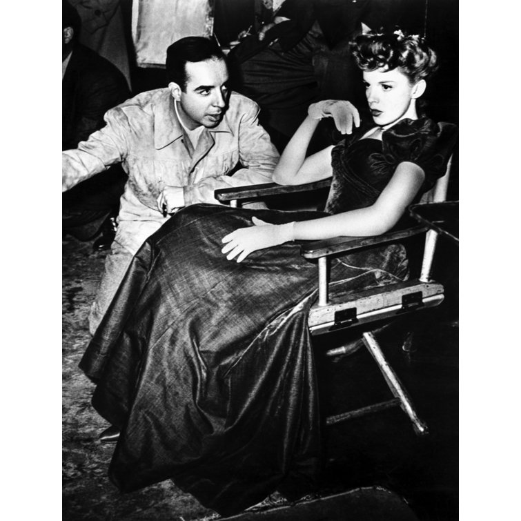 Globe Photos Entertainment Vincente Minnelli Talking To Judy Garland On ...