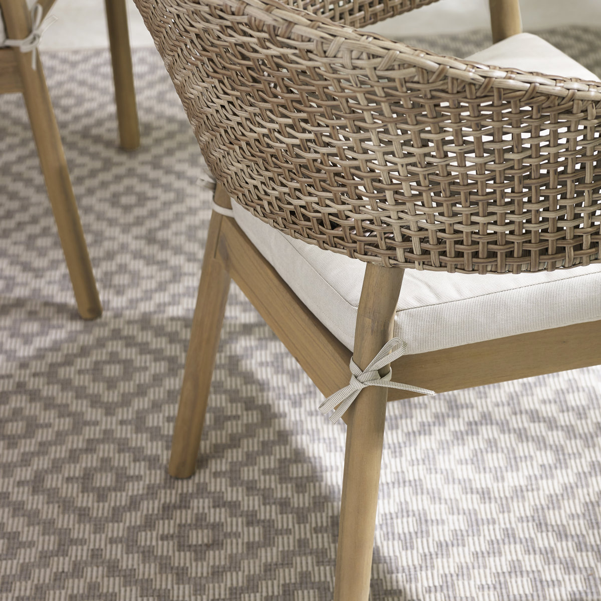 Brambly Cottage Quattro Acacia Wooden Outdoor Round Garden Dining Table ...