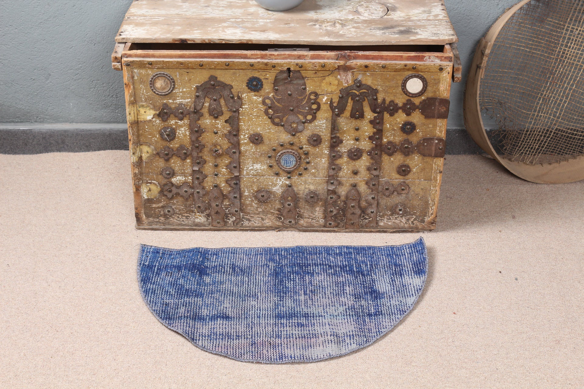 17 Stories Vintage Round Turkish Rug Offers A Vibrant Addition For Home ...