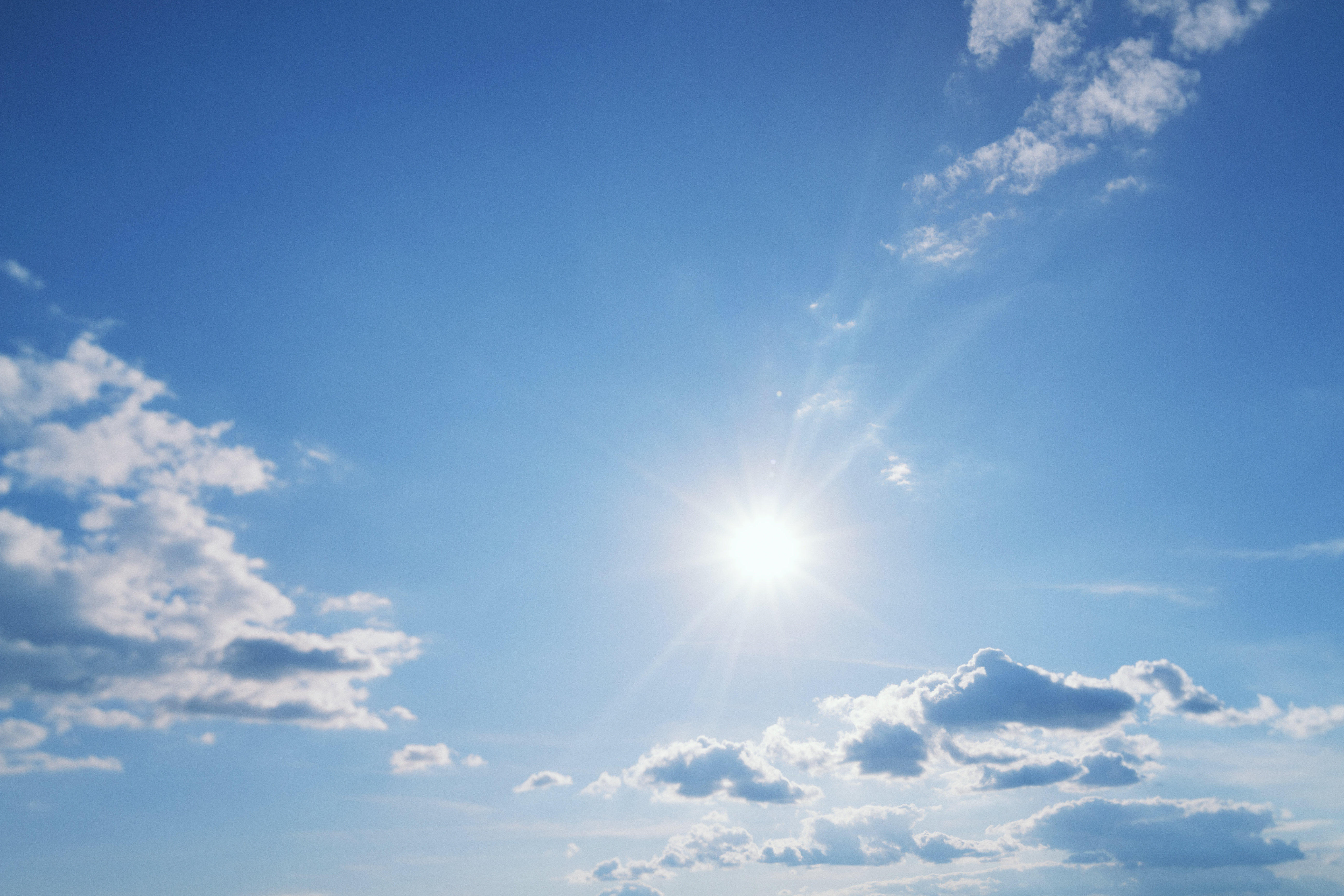 Ebern Designs Ciel d'été avec soleil éclatant par Rike - Wayfair Canada